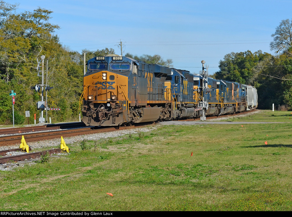 CSX 902 Heading west